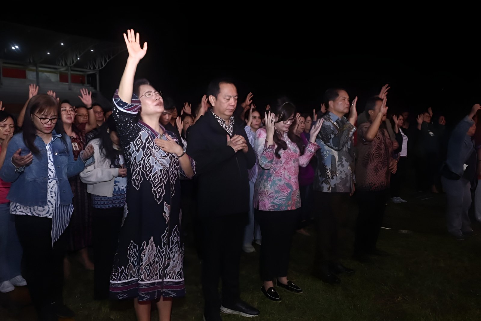 Caroll-Sendy Bersama Ribuan Jemaat Memuliakan Tuhan Yesus di Stadion ...